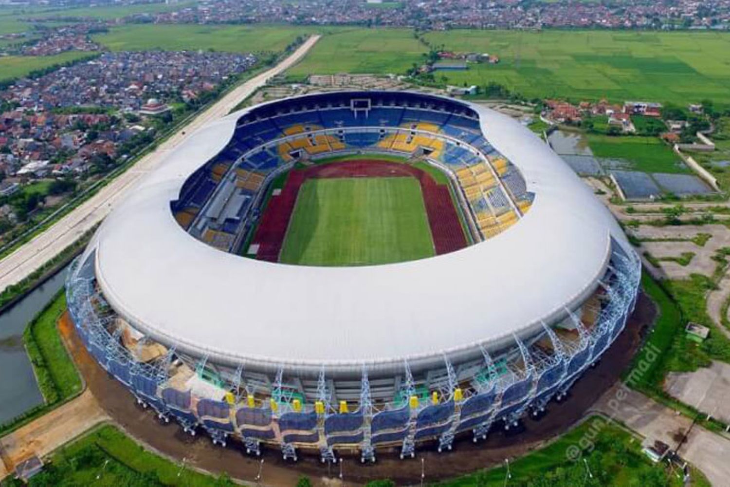 Stadion Sepak Bola Megah yang Dimiliki Indonesia - Biserje.com